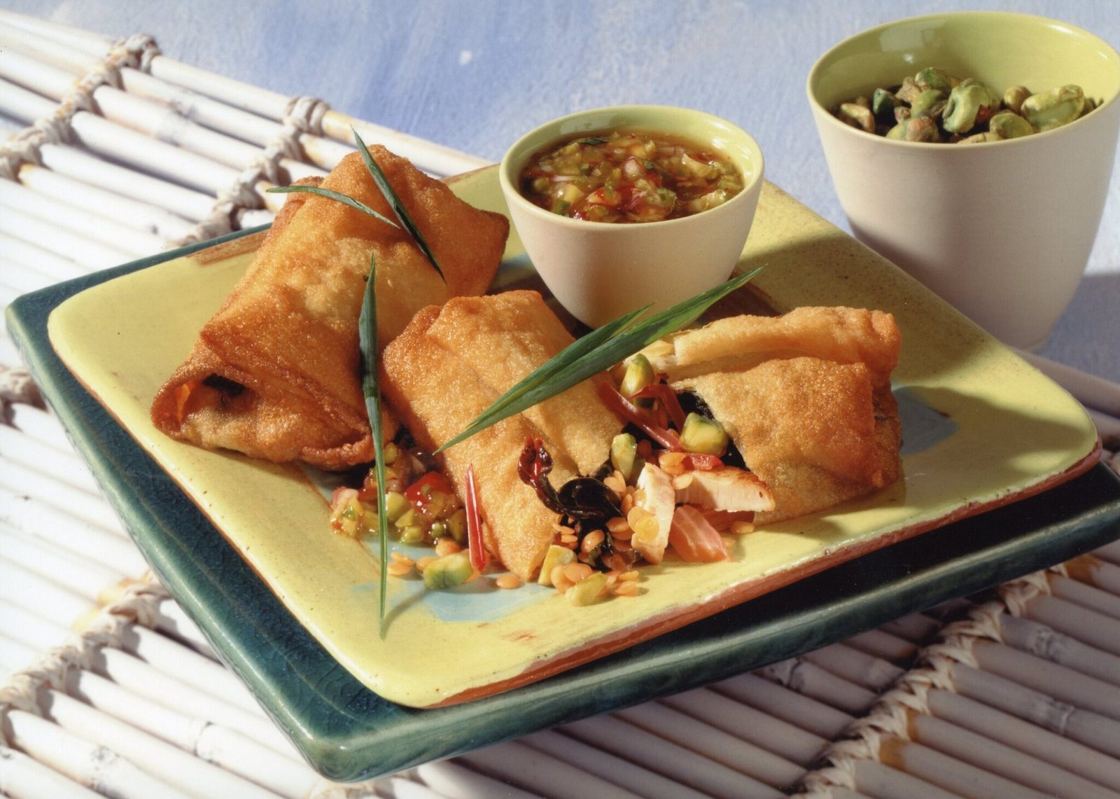 Receta: Rollos primavera con salsa de pistaches | Revista KENA México