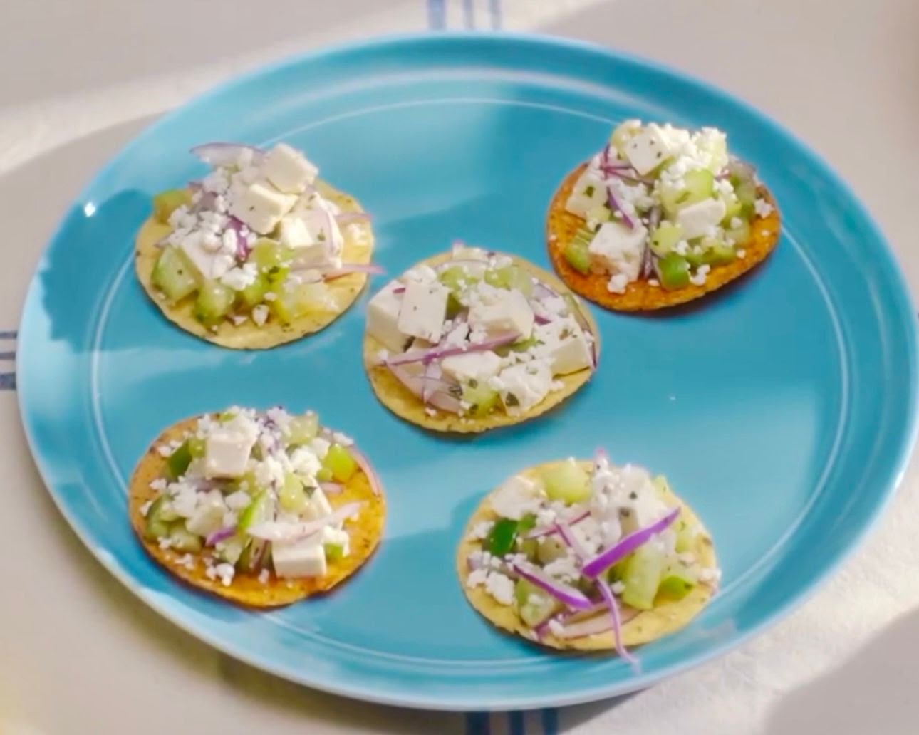 Tostadas botaneras de ceviche con queso panela | Revista KENA México