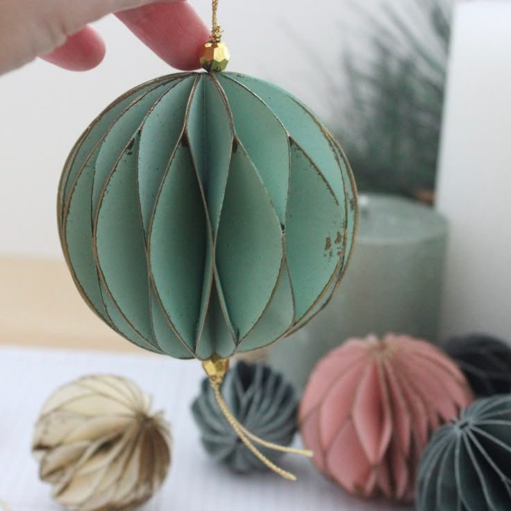 Esferas de papel: el adorno diy minimalista y elegante para una navidad ...